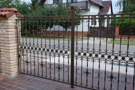 PORTI DIN FIER FORJAT CU ELEMENTE DECORATIVE - Garduri si porti, Poarta ...